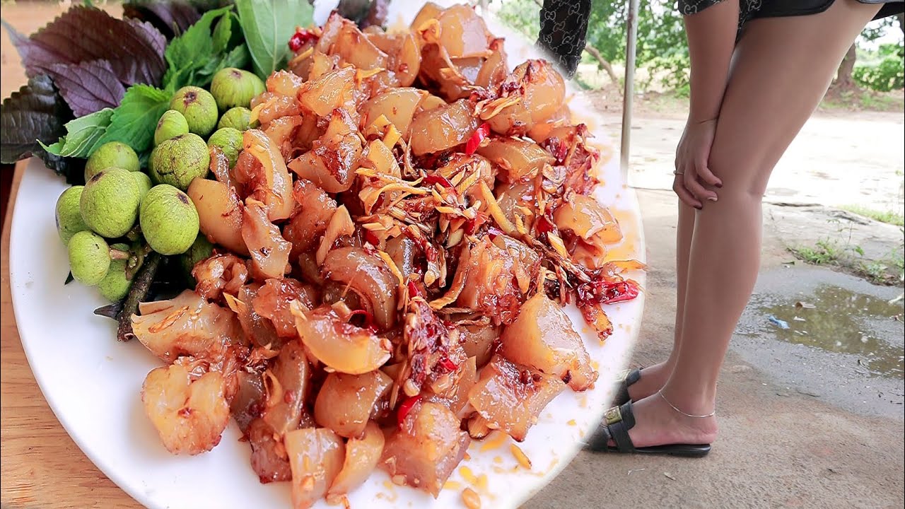 Cooking leg beef fried with Chili garlic sauce - Leg beef fried recipe ...