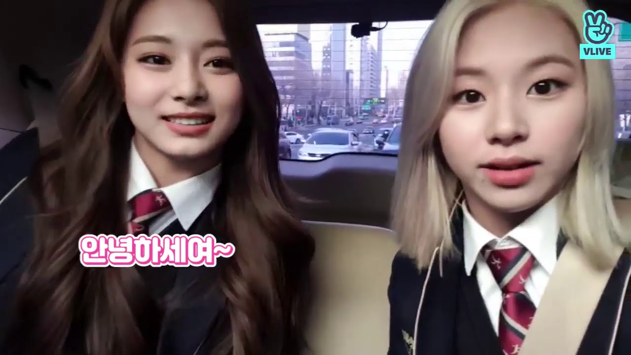 [TWICE] ChaeYoung &Tzuyu's graduation day! (영원한 막내 영원히 급식단 챙쯔 졸업 축하해💓 ...