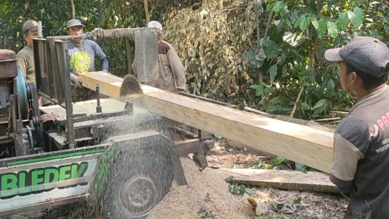 Skills Merajang Kayu dengan sawmill rakitan ‼️ - YouTube