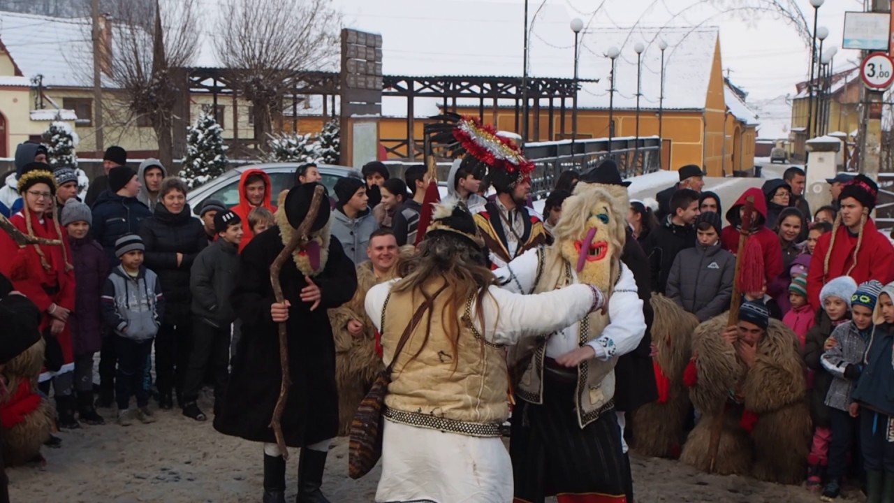 Colindatori din Bucovina, la Gura Raului - YouTube