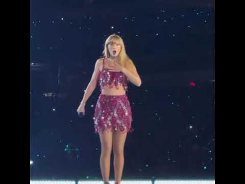 Taylor Swift rips thicc fart into mic - YouTube