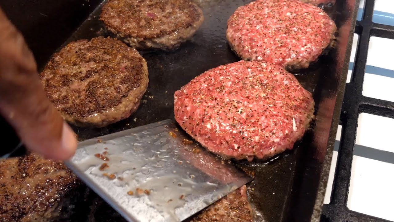 Making Burgers in the Lodge Fish Pan (4K) - YouTube