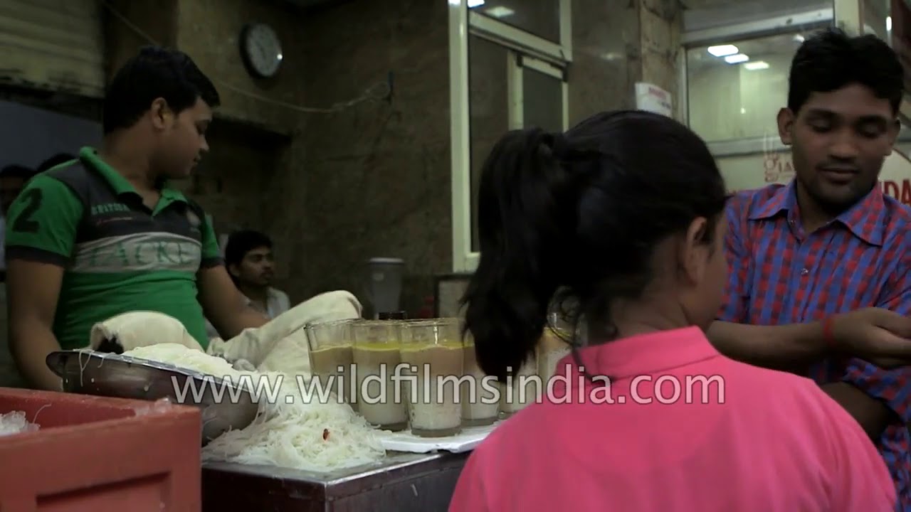 Men prepare Rabri Faluda at Giani shop in Old Delhi - YouTube