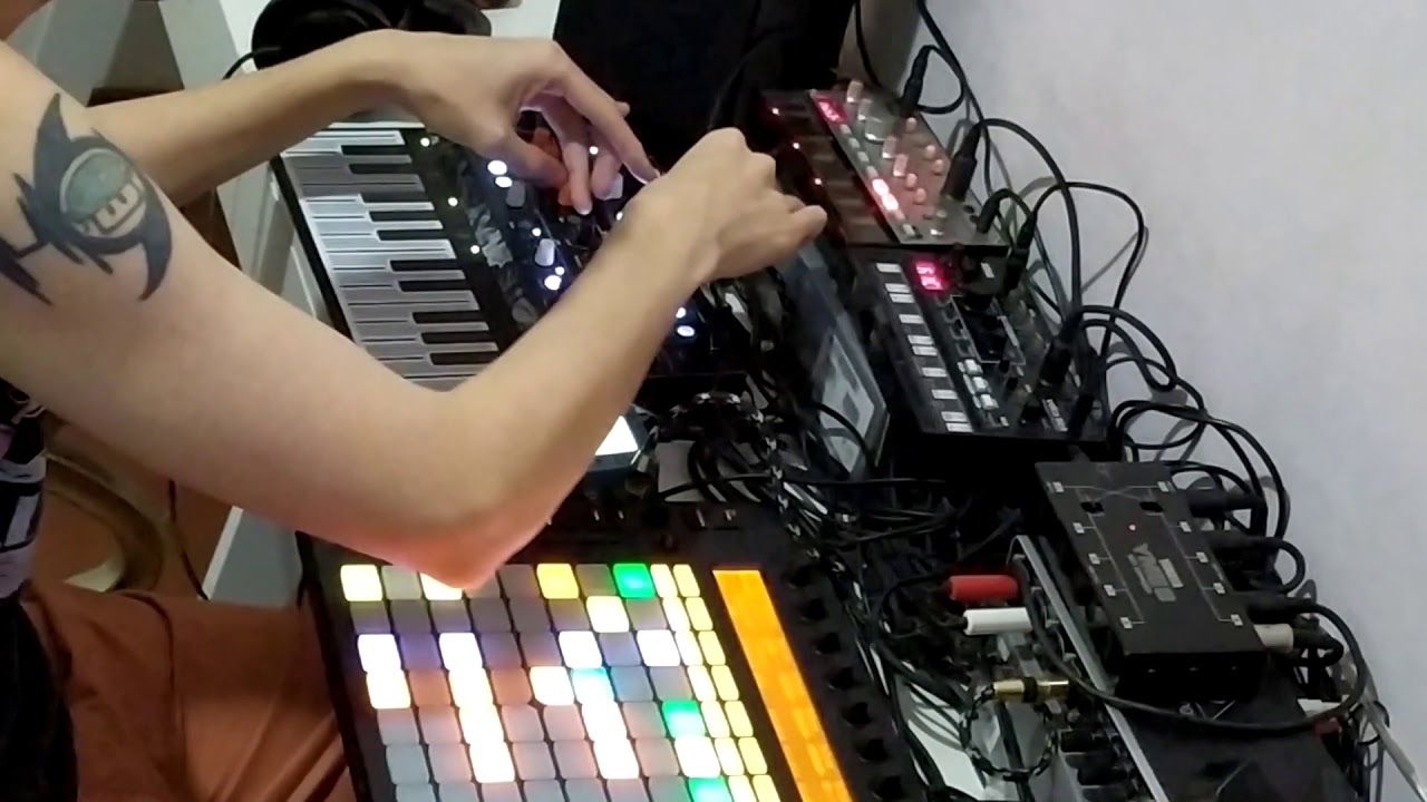 Live Ambient Techno with Arturia Microfreak, Volca Kick, Volca Bass ...