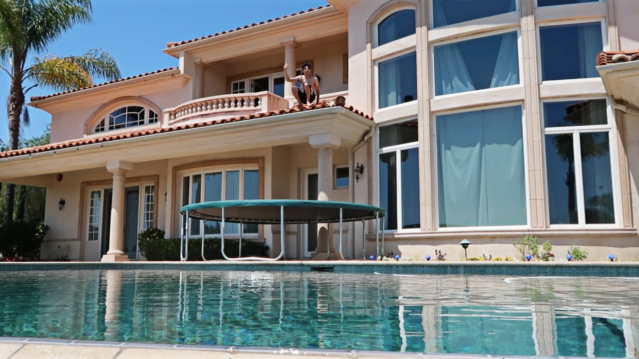 CRAZY TRAMPOLINE TRICKS INTO THE POOL OFF THE ROOF!! (I GOT INJURED ...