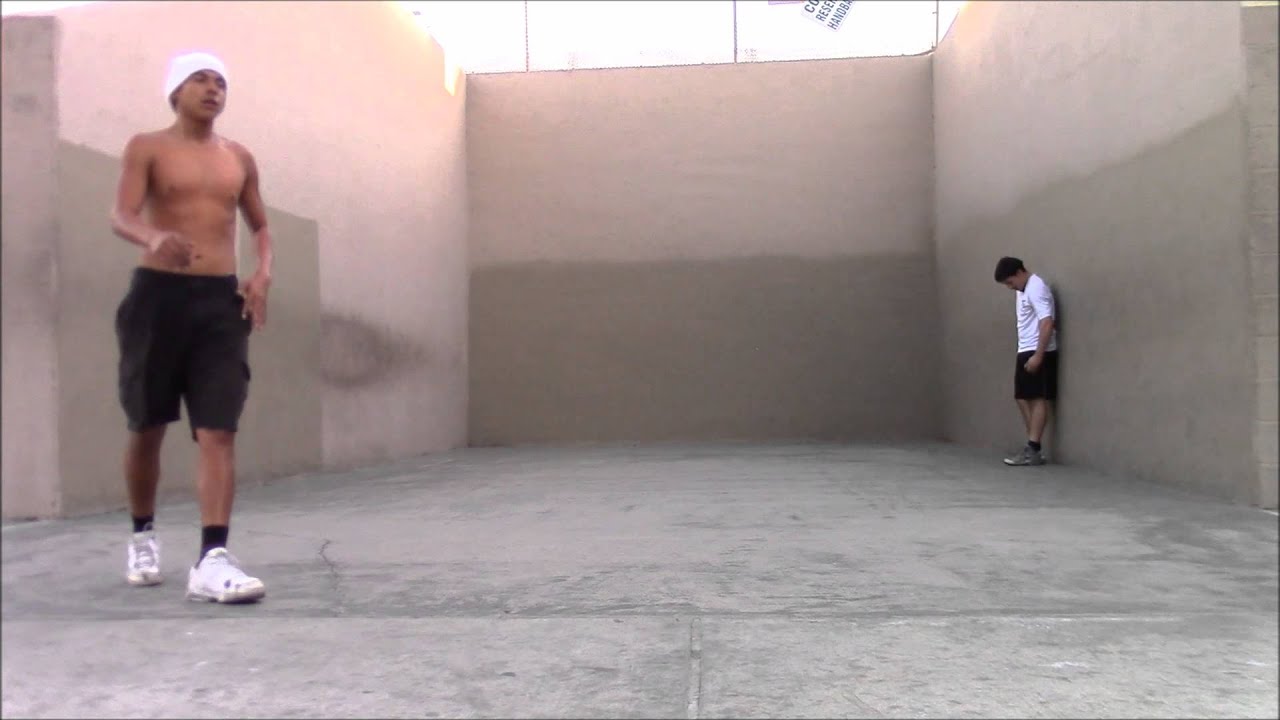 3 Wall Big Ball Handball - Ricky Ruiz(using only his left hand) vs ...