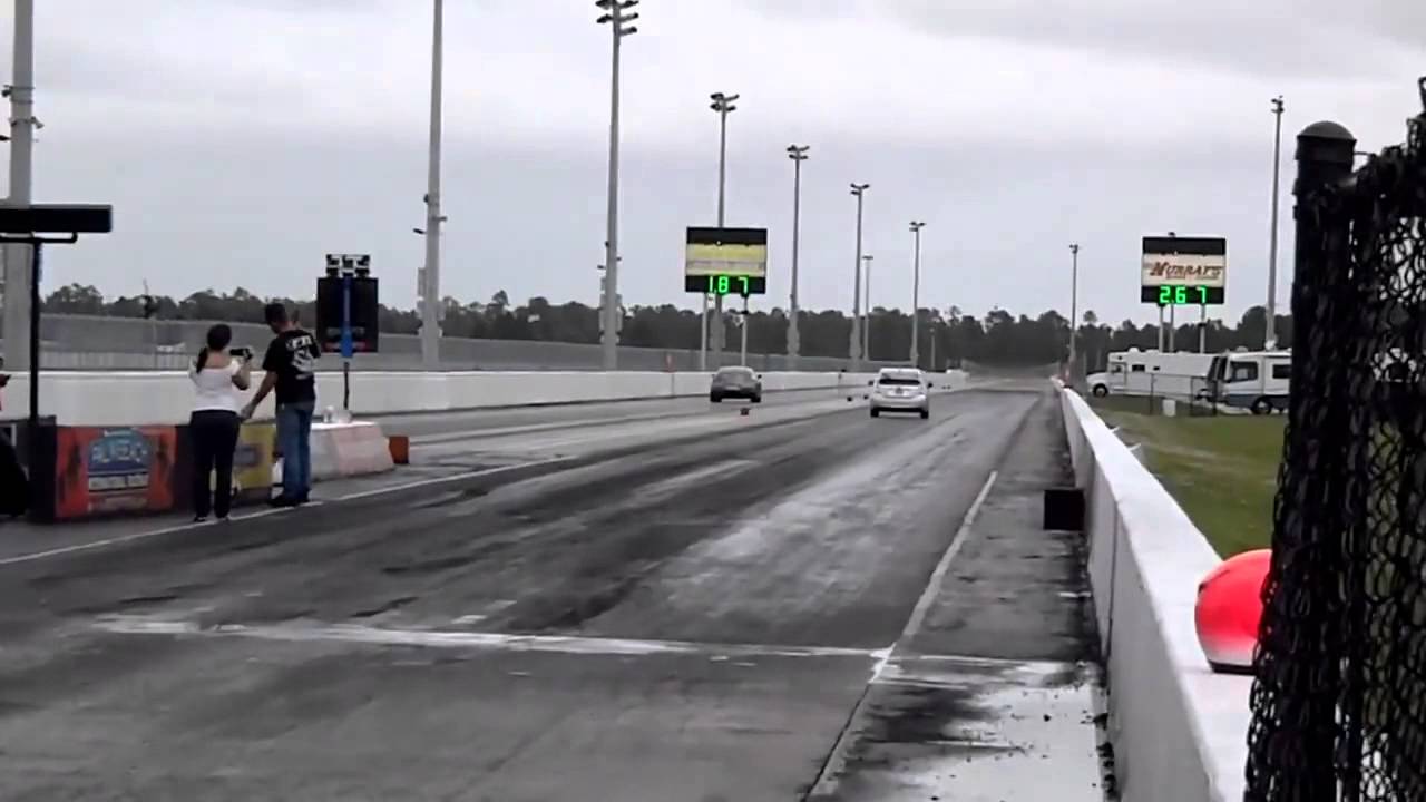 Toyota Prius 30 vs Nissan GT-R - YouTube