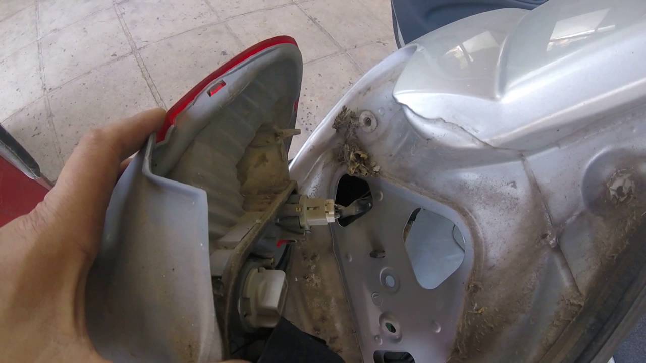Toyota Yaris 99-06 Πως αλλαζουμε φαναρη και λαμπες How to replace rear ...