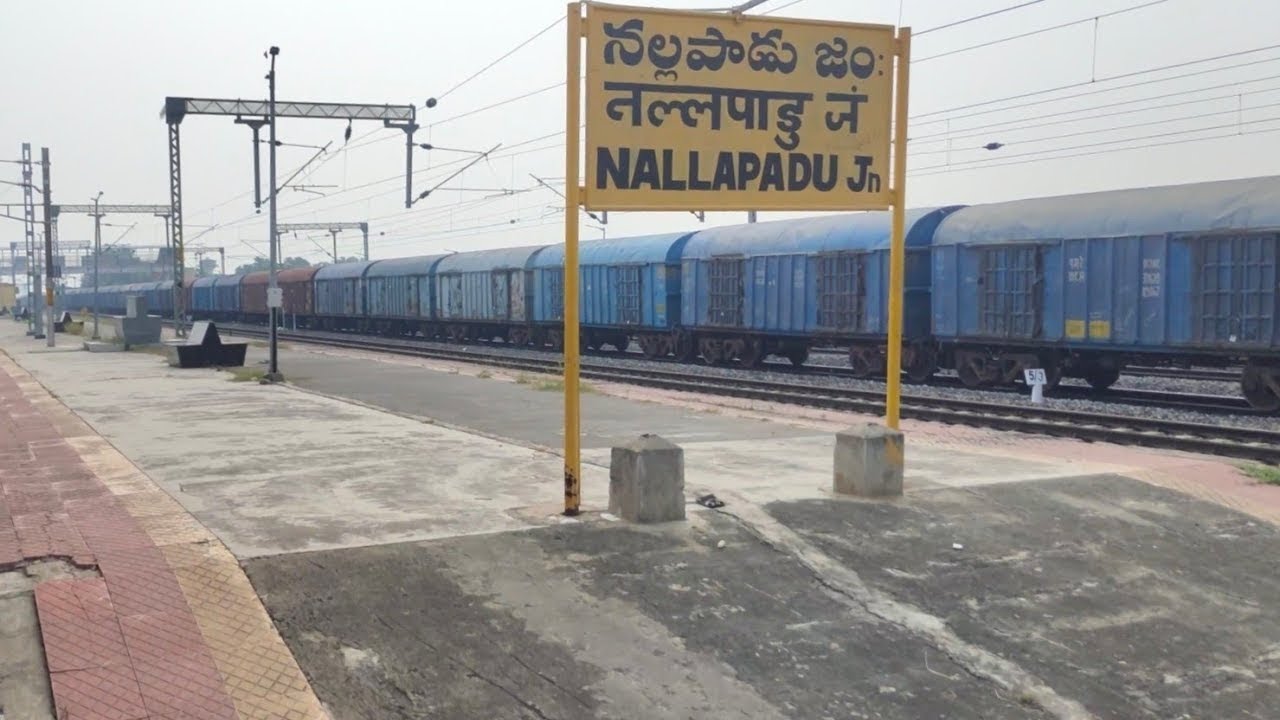 Train Skipping at Nallapadu Junction running fast.. - YouTube