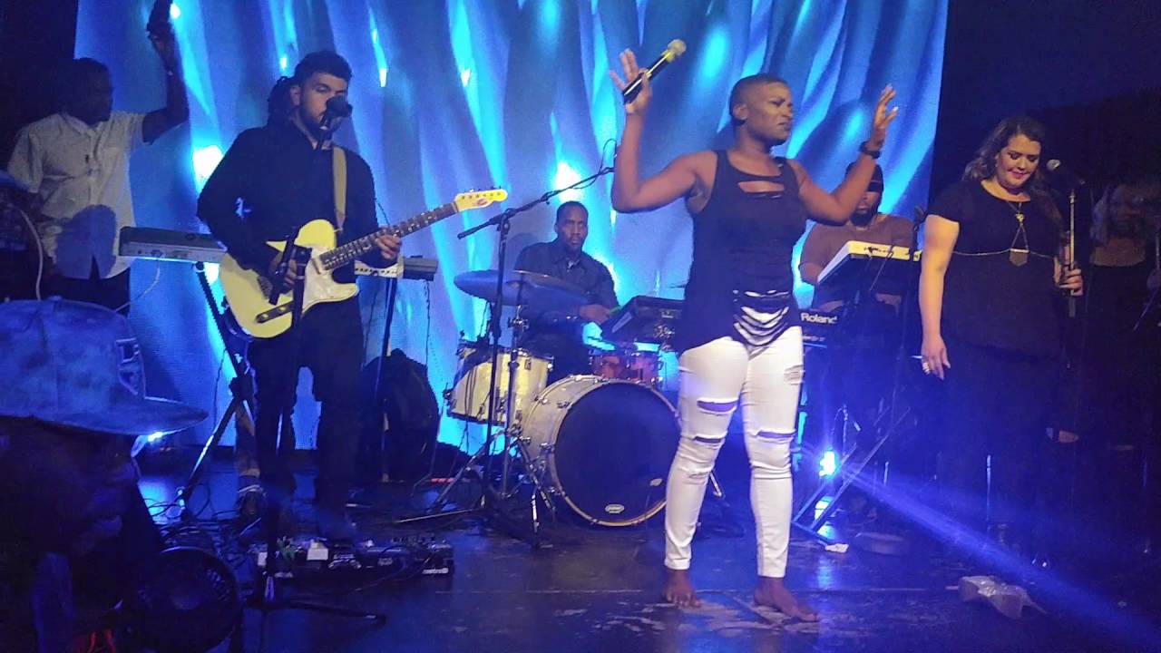 Janice Freeman Moves the Group Next with gift of song! - YouTube