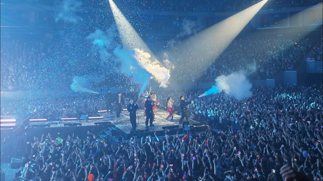 2NE1 Live in Manila, Philippines (Welcome Back Tour — Day 2) 🤟🏻 - YouTube