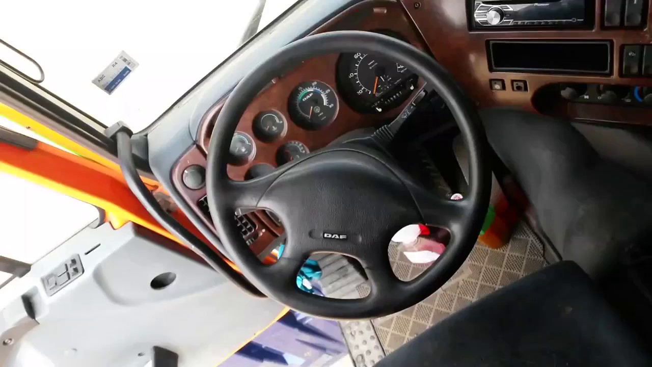 Curatarea tapiteriei intr-un cap tractor - YouTube