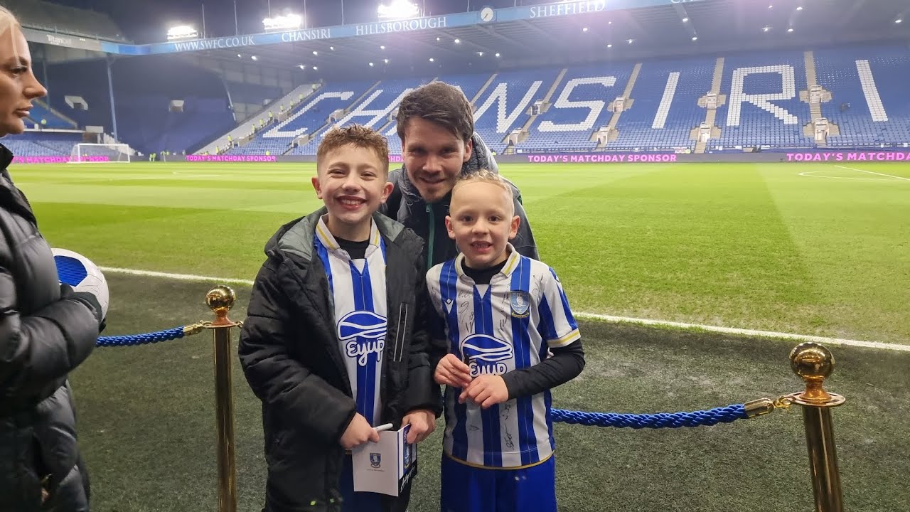 SWFC vs LEEDS MASCOTS 🦉 - YouTube