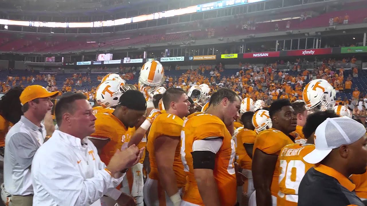 Butch Jones, players, band and fans sign Rocky Top - YouTube