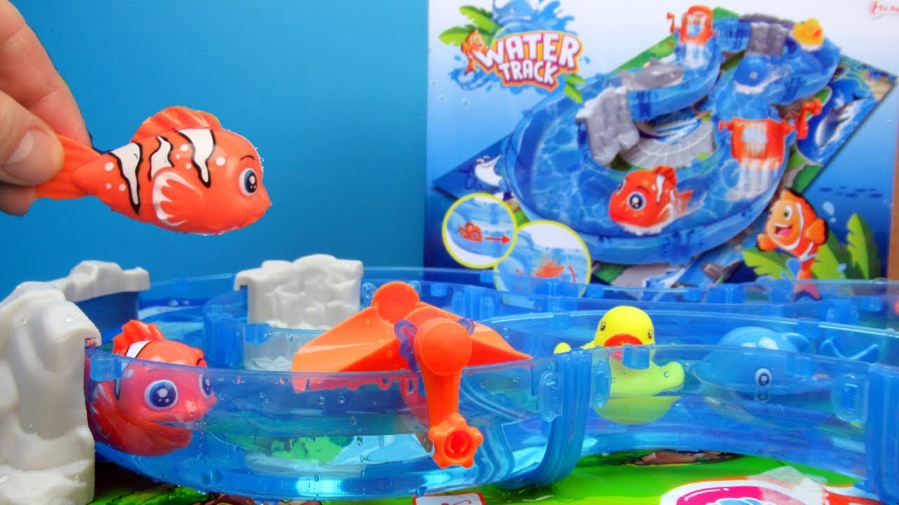Waterbaan met Nemo, Badeendje, haai en walvis | Family Toys Collector ...