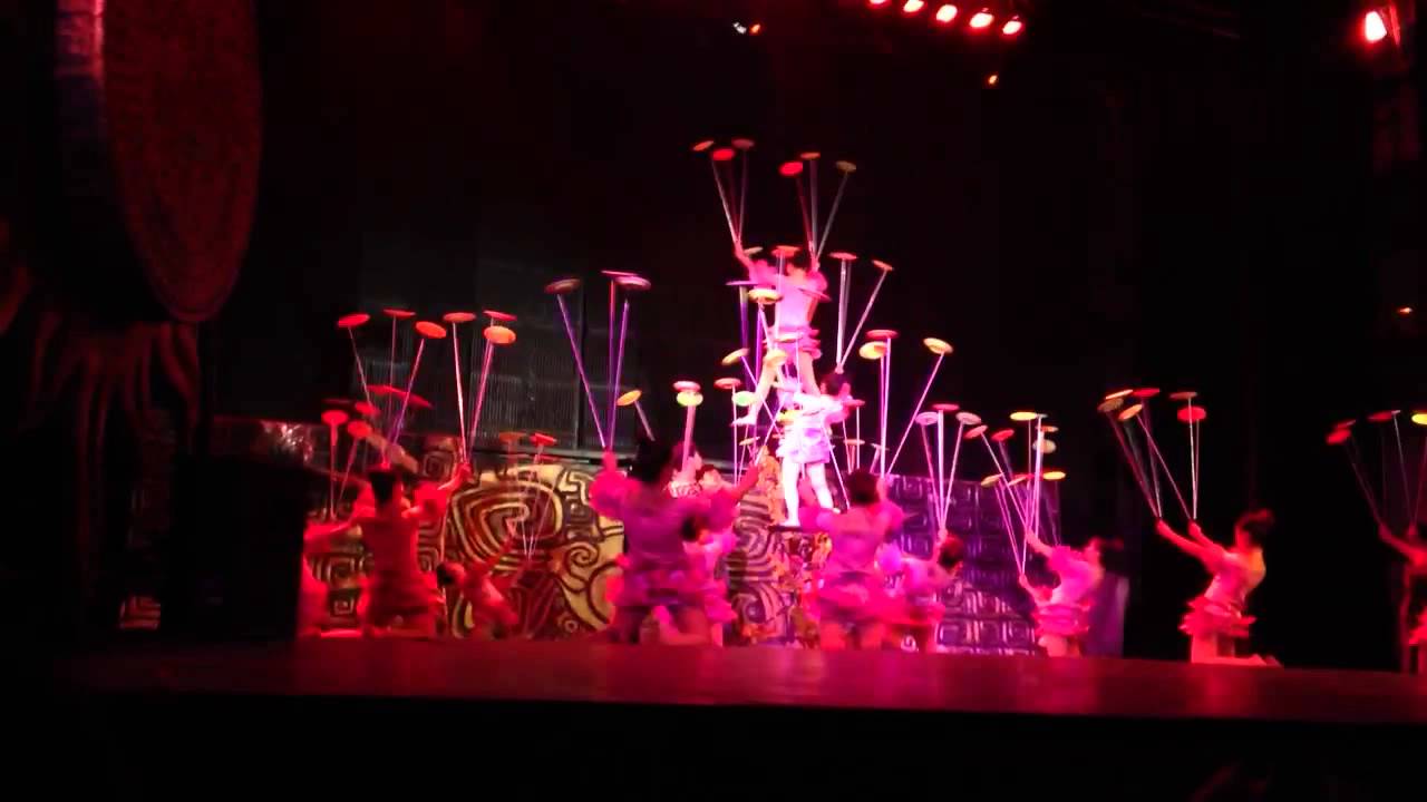 Plate Spinning during Acrobatic Show - YouTube