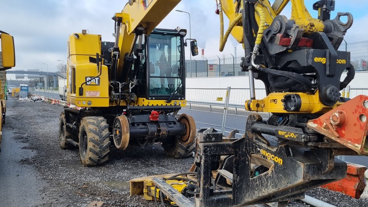 CAT M323F. La meilleur pelle rail route ? - YouTube