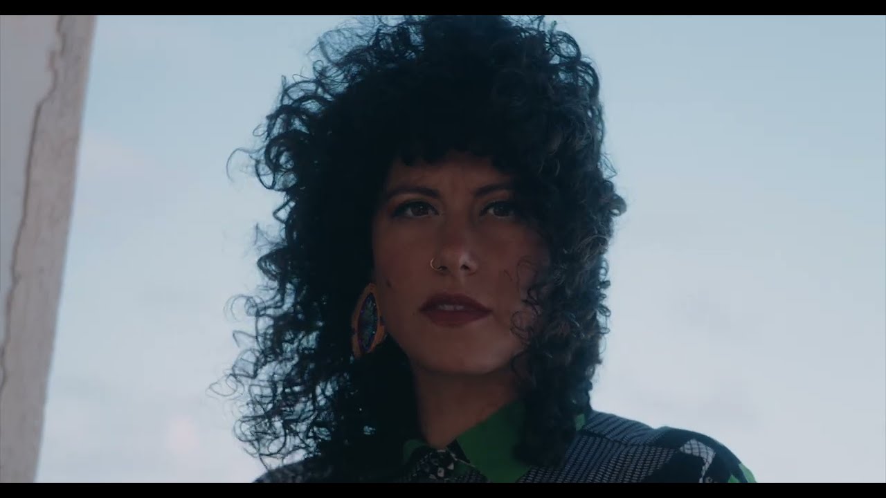 the della kit - looking in ft Scarub [Official Music Video] - YouTube