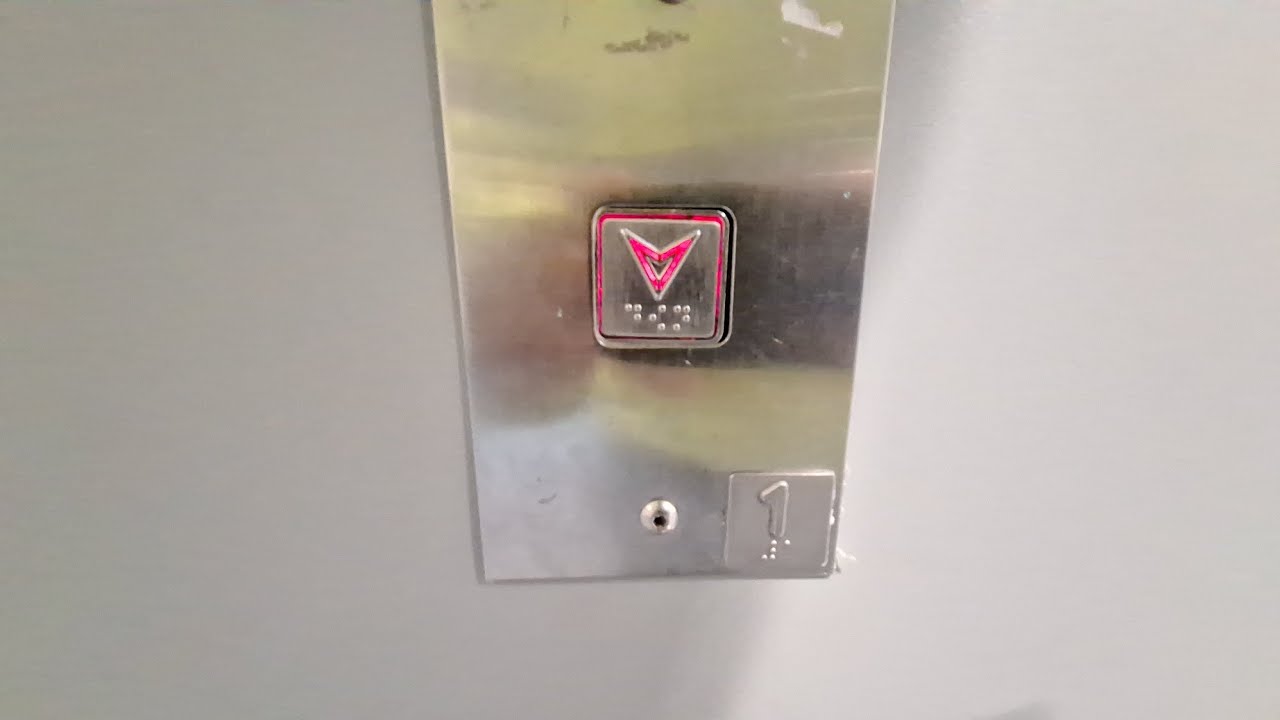 2002 Oakland Glass Hydraulic Lift at Morrisons at the Eastgate Shopping ...