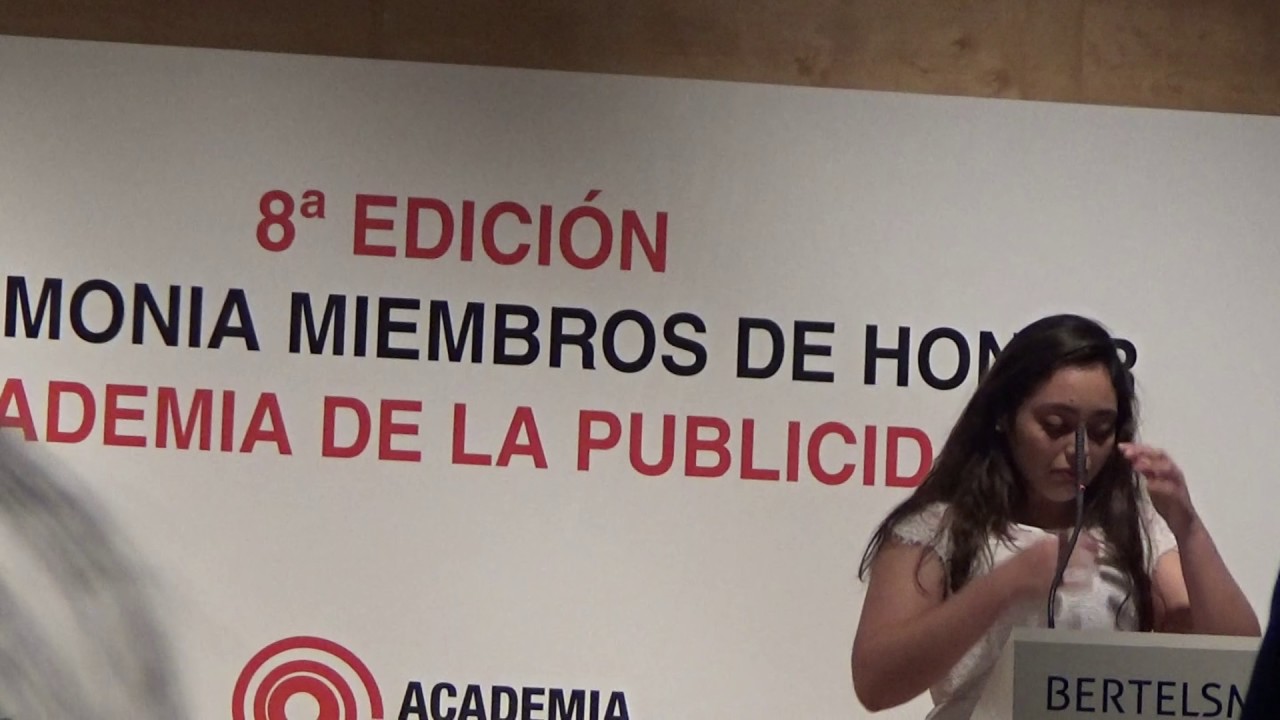 Ana Mancebo lee la letra de la canción a su padre Juan Mariano Mancebo ...