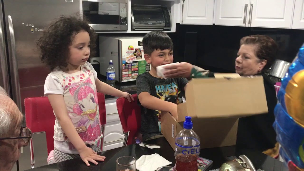 Nicolas Wilches 8 años regalo - YouTube