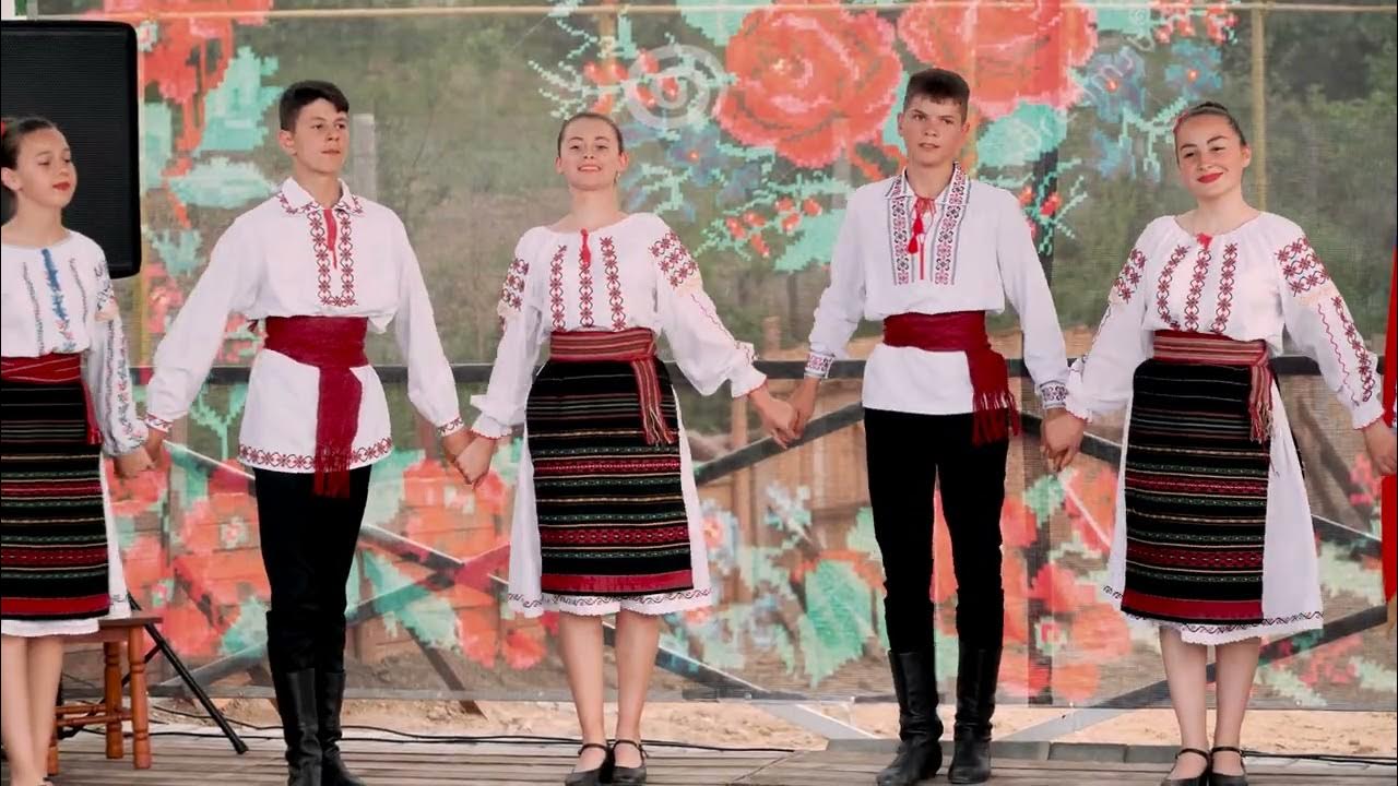 Ansamblul de dansuri „Crihăneanca” - Hora Românească. Aniversarea a 597-a s. Crihana Veche - YouTube