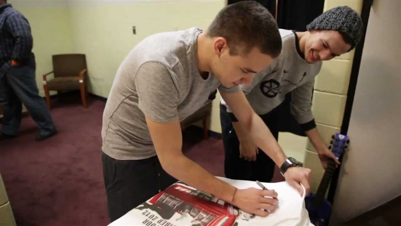 One Direction Loves all of Your Sharpie HELLOs! [HD] - YouTube