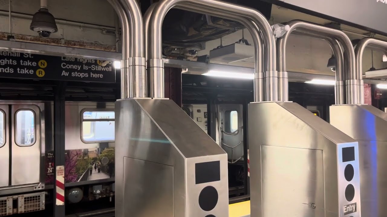 MTA NYC Subway: R160A (R) Train @ Cortlandt St - YouTube