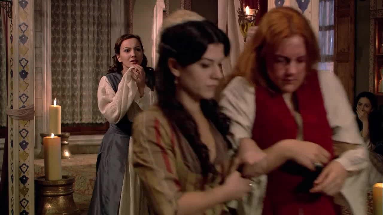 El Sultan 8 (6´). 3/3 Para explicar el estado de Hurrem, Sumbul Ag da ...