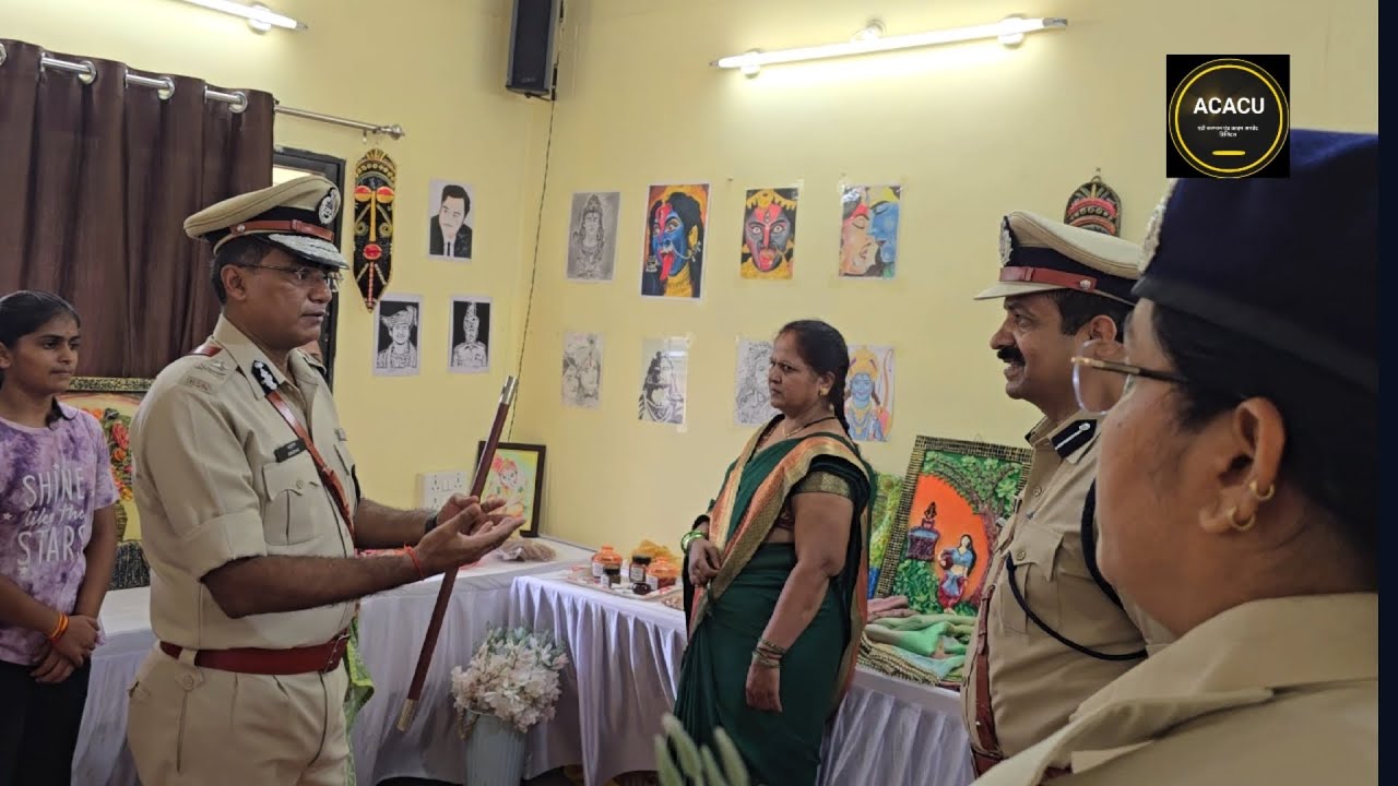 खंडवा पुलिस वालों की पत्नी और बच्चों की कलाकृति देखकर खुश हुए IG साहब ...