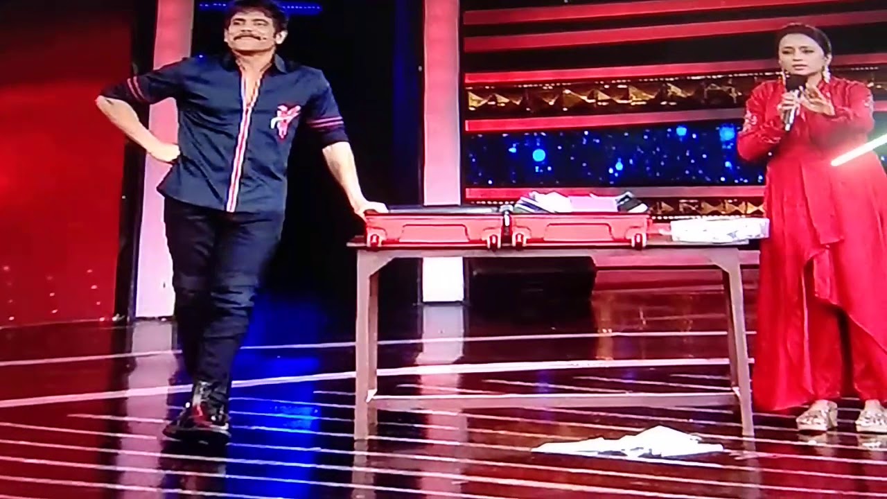 Akhil sing a song for Monal so sweet song - YouTube