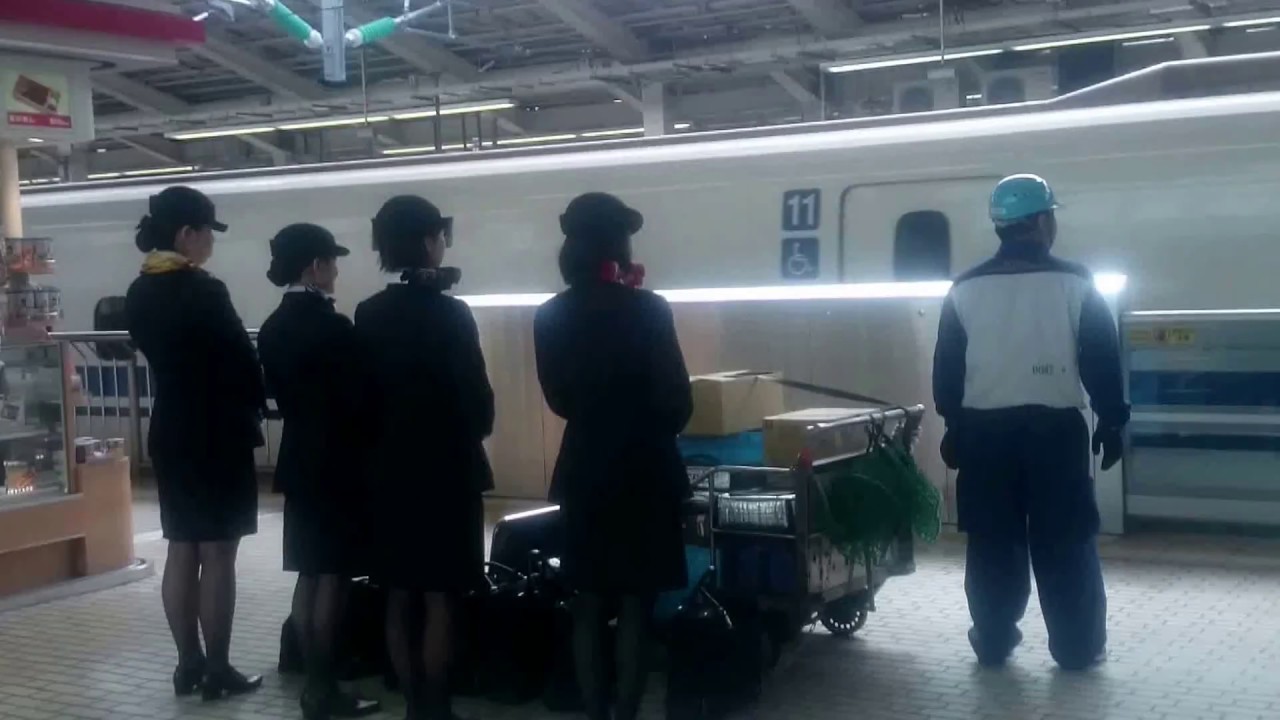 新幹線。東京駅の日常、整列する乗務員や箱乗りする車掌等 Crew of bullet train. TOKYO station ...