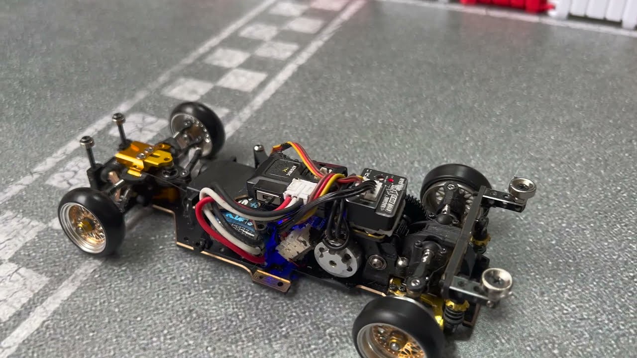 ATOMIC DRZ2 LE 1:24 RWD RC DRIFT BMW E30 M3 TEST ON TRACK - YouTube