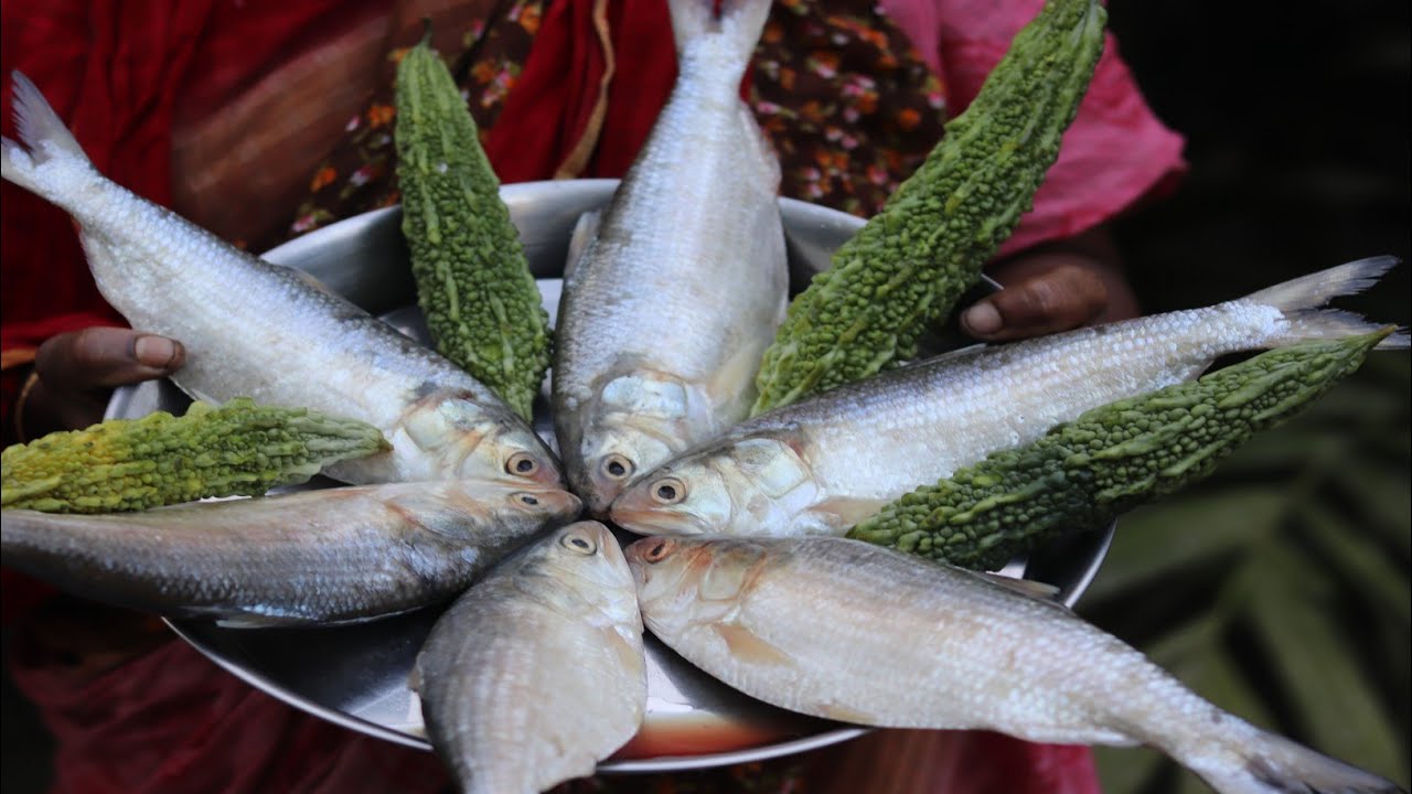 করলা দিয়ে ইলিশ মাছ ভুনা রেসিপি 😋 || Traditional Ilisha Fish Recipe ...