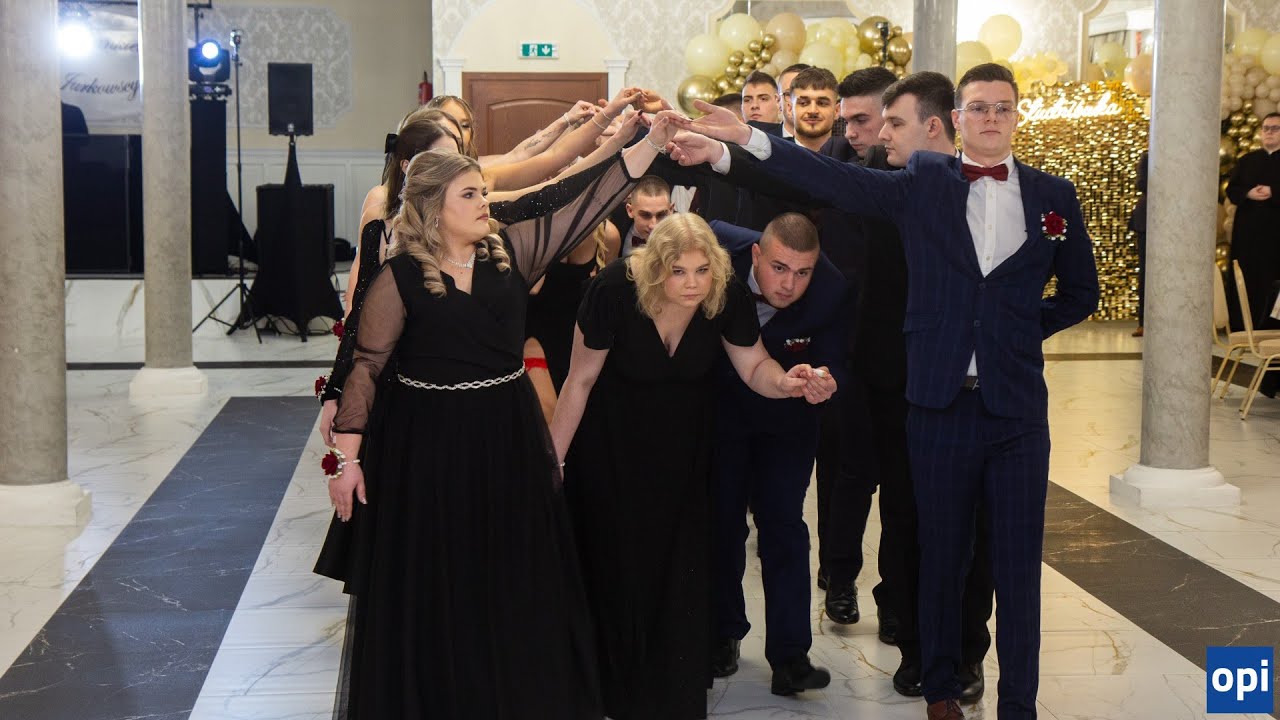 Studniówka maturzystów z ZS im. S. Staszica w Małkini Górnej: polonez ...