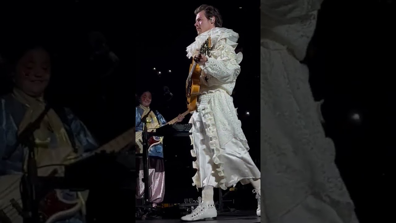 Harry Styles entering on stage before GOLDEN at MSG NYC Harryween Nt 2 ...