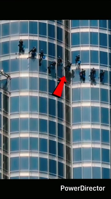 burj khalifa windows cleaning very hard work #burjkhalifa # ...