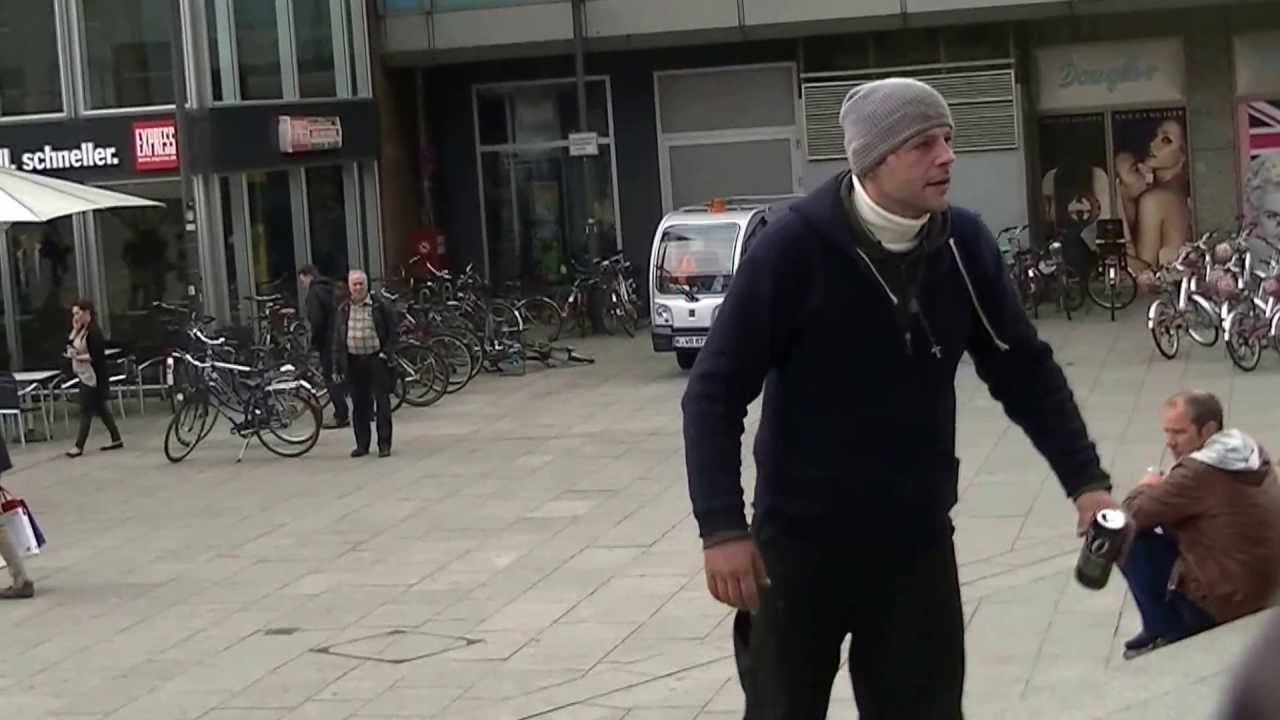 Street DJ in Köln: Penner, der auf den Treppe von Der Dom schreit (May ...