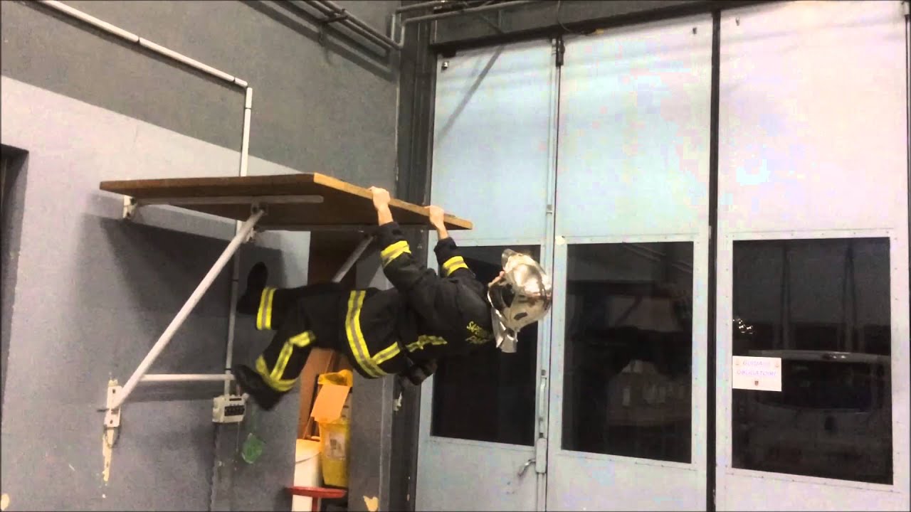 pompier qui fait la planche en mode street workout - YouTube