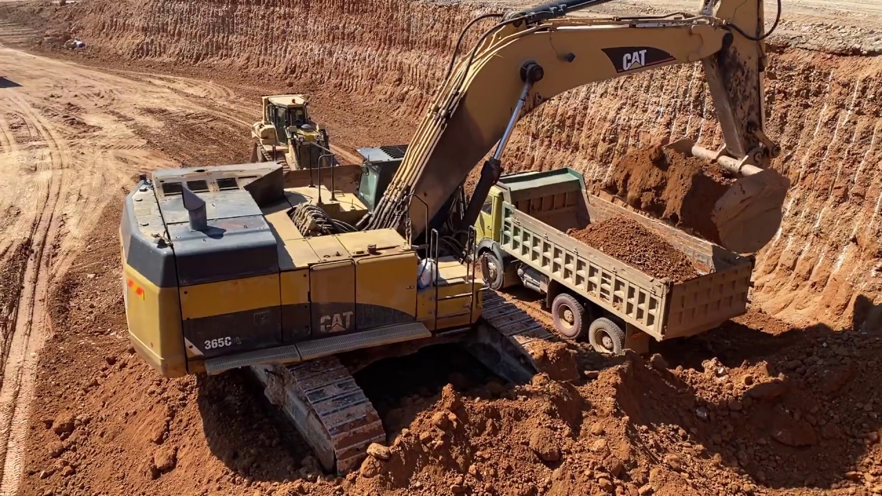 Caterpillar 365C Excavator Loading Trucks - YouTube