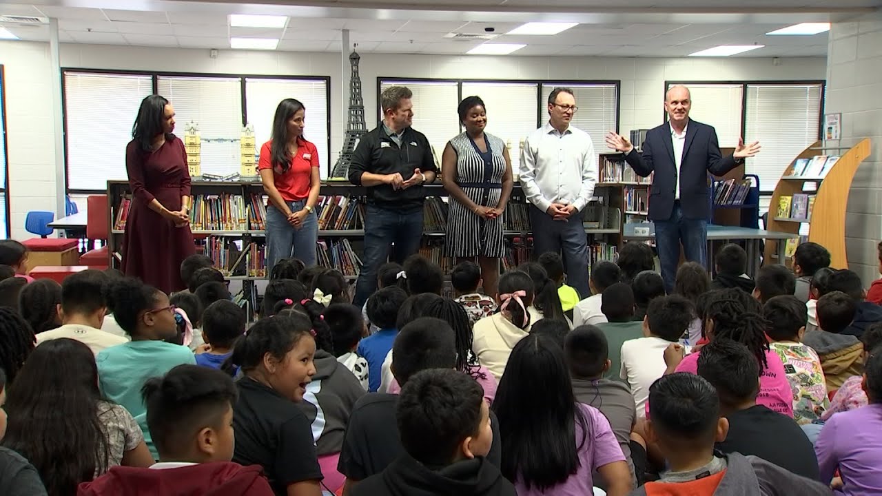 Atlanta News First delivers books to kids at Brookview Elementary School - YouTube