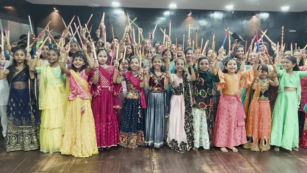 Chogada Tara - Loveyatri || junior Batch Dance video - YouTube