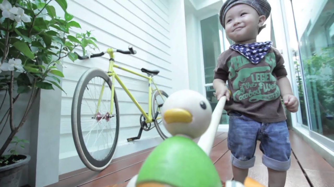 Plantoys Push along Duck Instore 2015 - YouTube