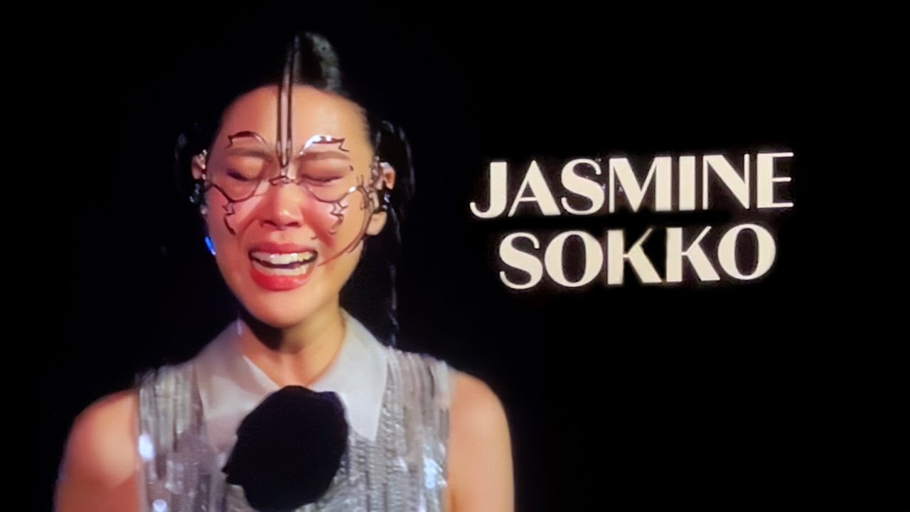 Jasmine Sokko Breaks Down during Coldplay Concert (Beautiful Moment) - YouTube