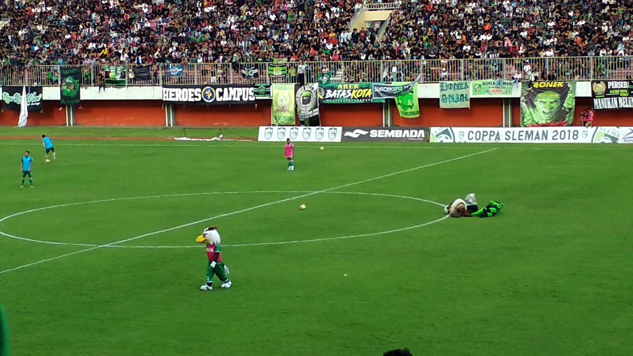 Aksi Jojo dan Falco maskot pss & Persebaya - YouTube
