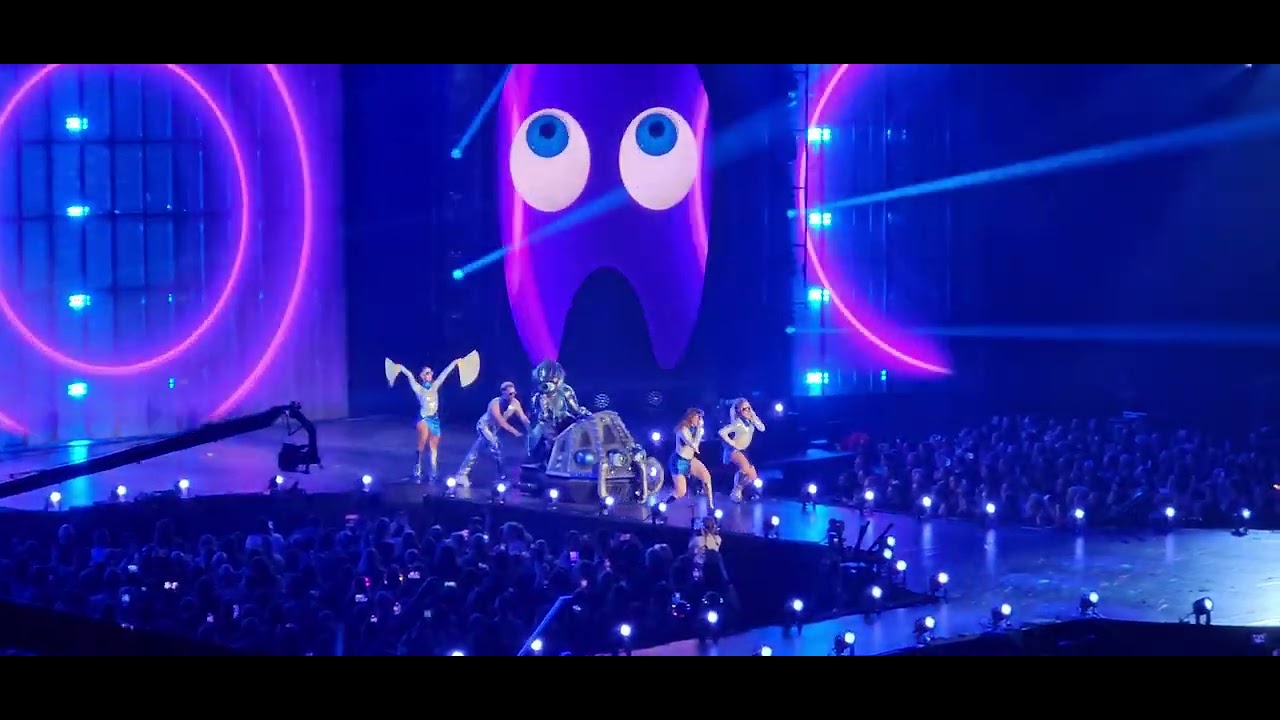 The Masked Singer - Space babe - YouTube