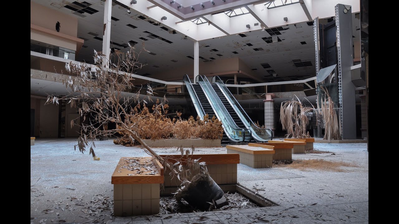 Exploring an abandoned mall (In Roblox) - YouTube