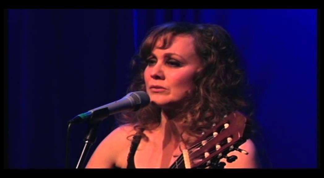 LARA TRAVIS - Dead Girls Don't Lie (live) - YouTube