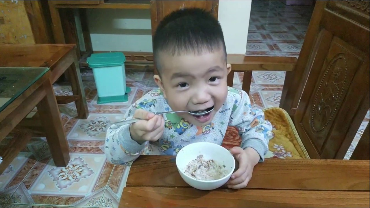 3 year old Baby Has Eaten 1 Bowl Of Rice B 3 Tu i n H t 1 B t 3-year-old-baby-has-eaten-1-bowl-of-rice-b-3-tu-i-n-h-t-1-b-t