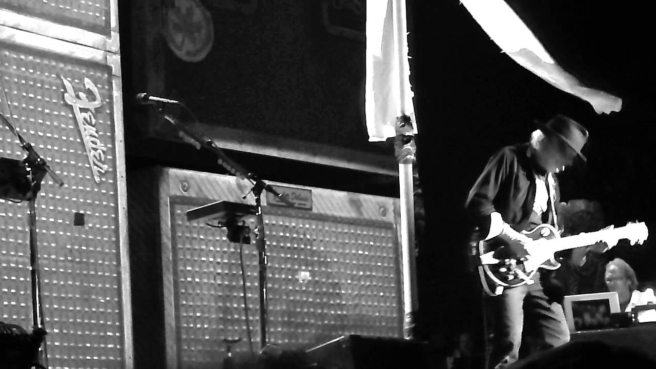 Neil Young & Crazy Horse LIKE A HURRICANE live @ Ziggo Dome 2013 - YouTube